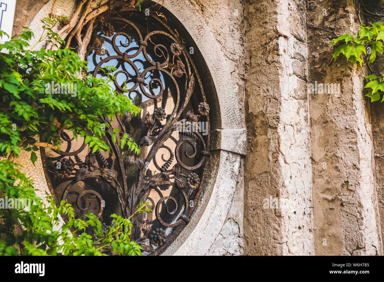 Round decorative window hi-res stock photography and images - Alamy