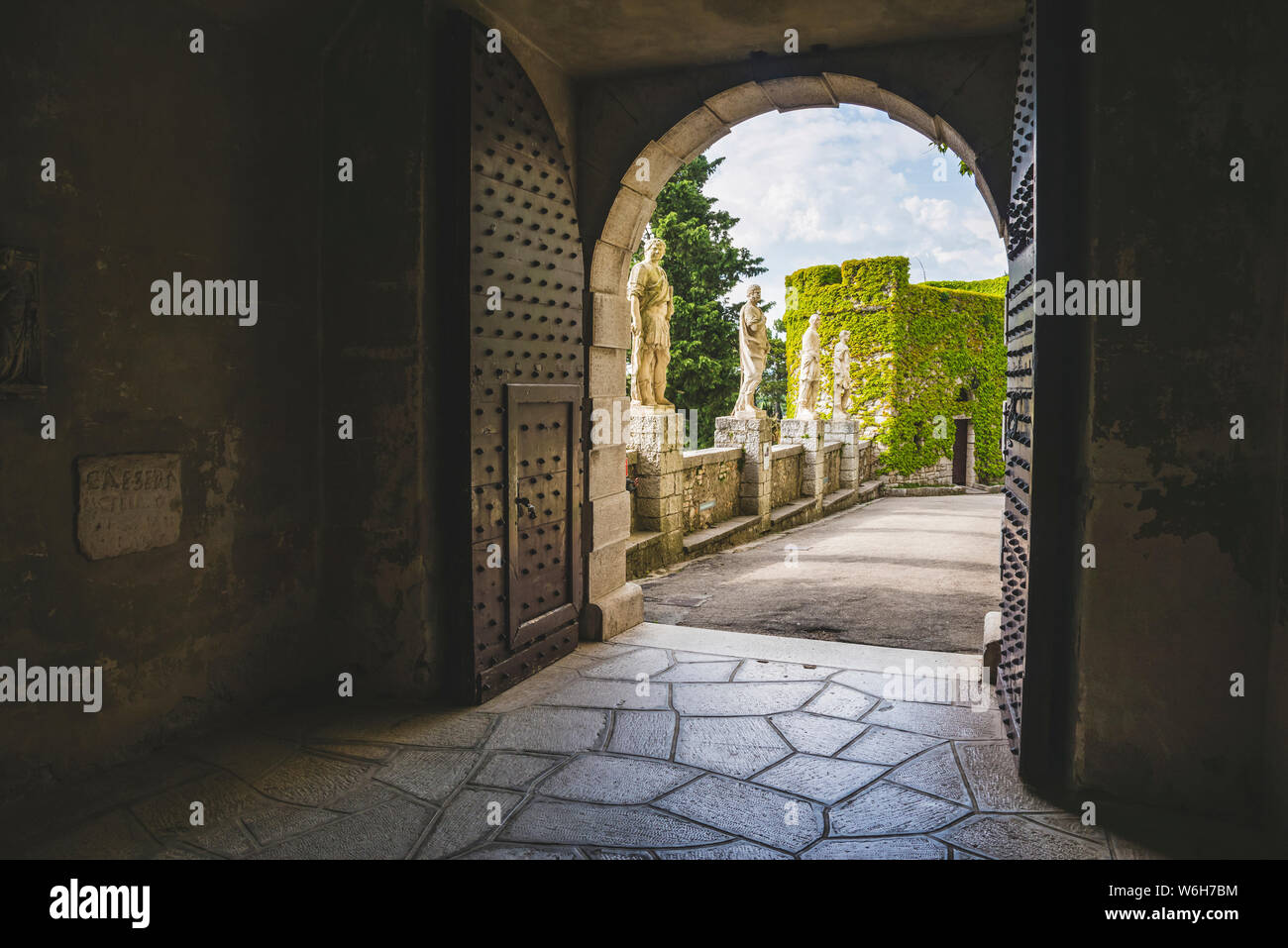 Italy castle interior hi-res stock photography and images - Alamy