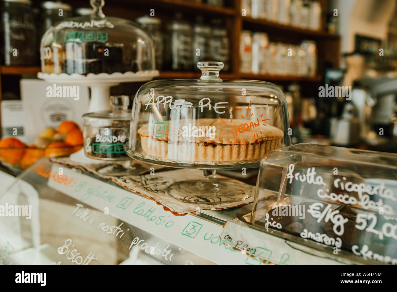 A bakery display hi-res stock photography and images - Alamy