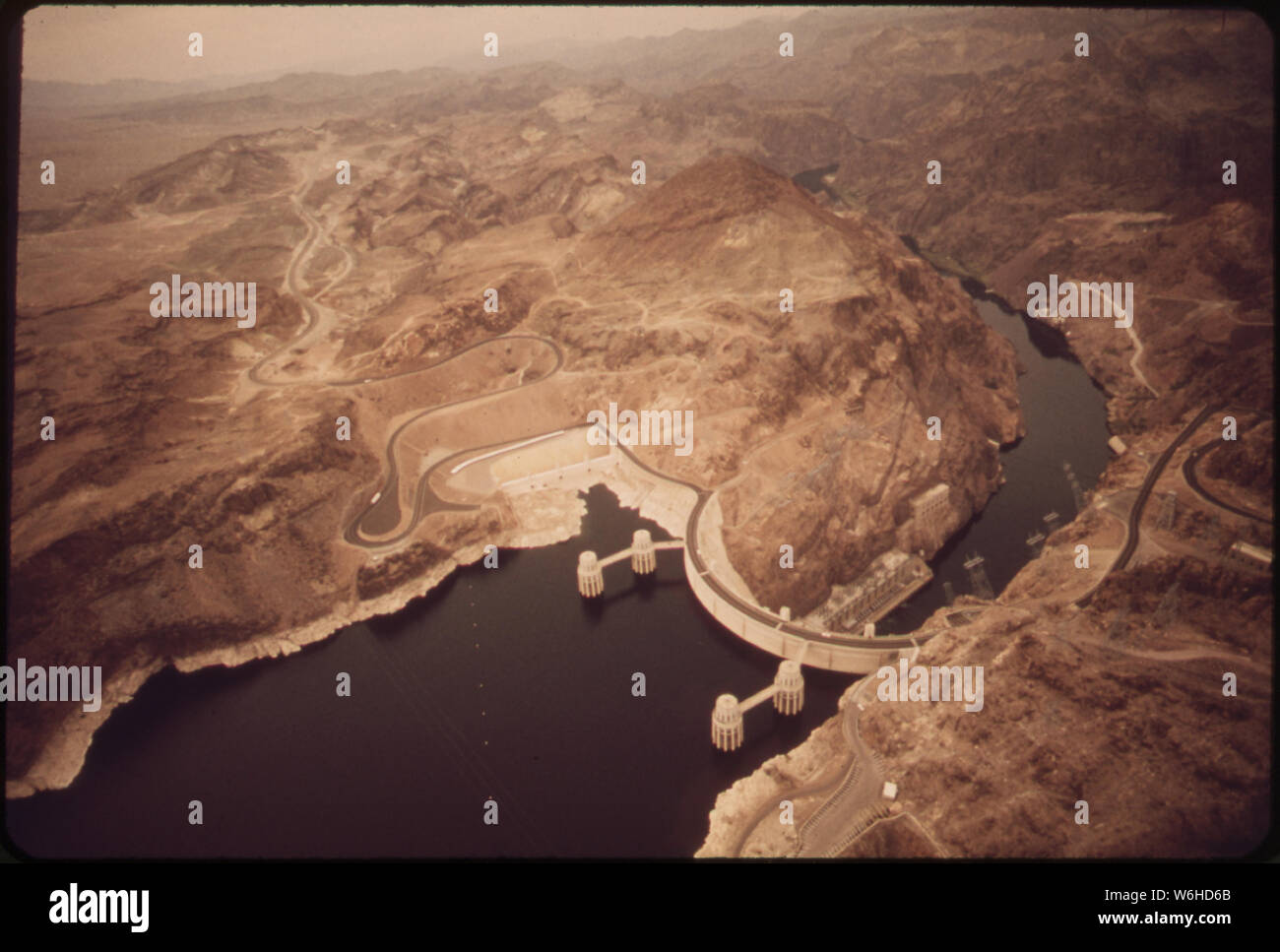 HOOVER DAM ON THE COLORADO RIVER. LAKE MEAD WATERS ON LEFT Stock Photo ...