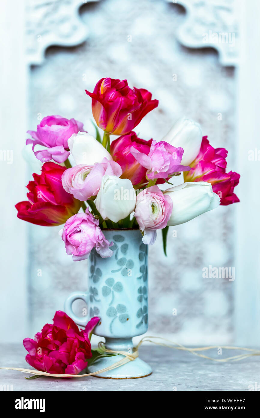 Colourful flower bouquet hi-res stock photography and images - Alamy