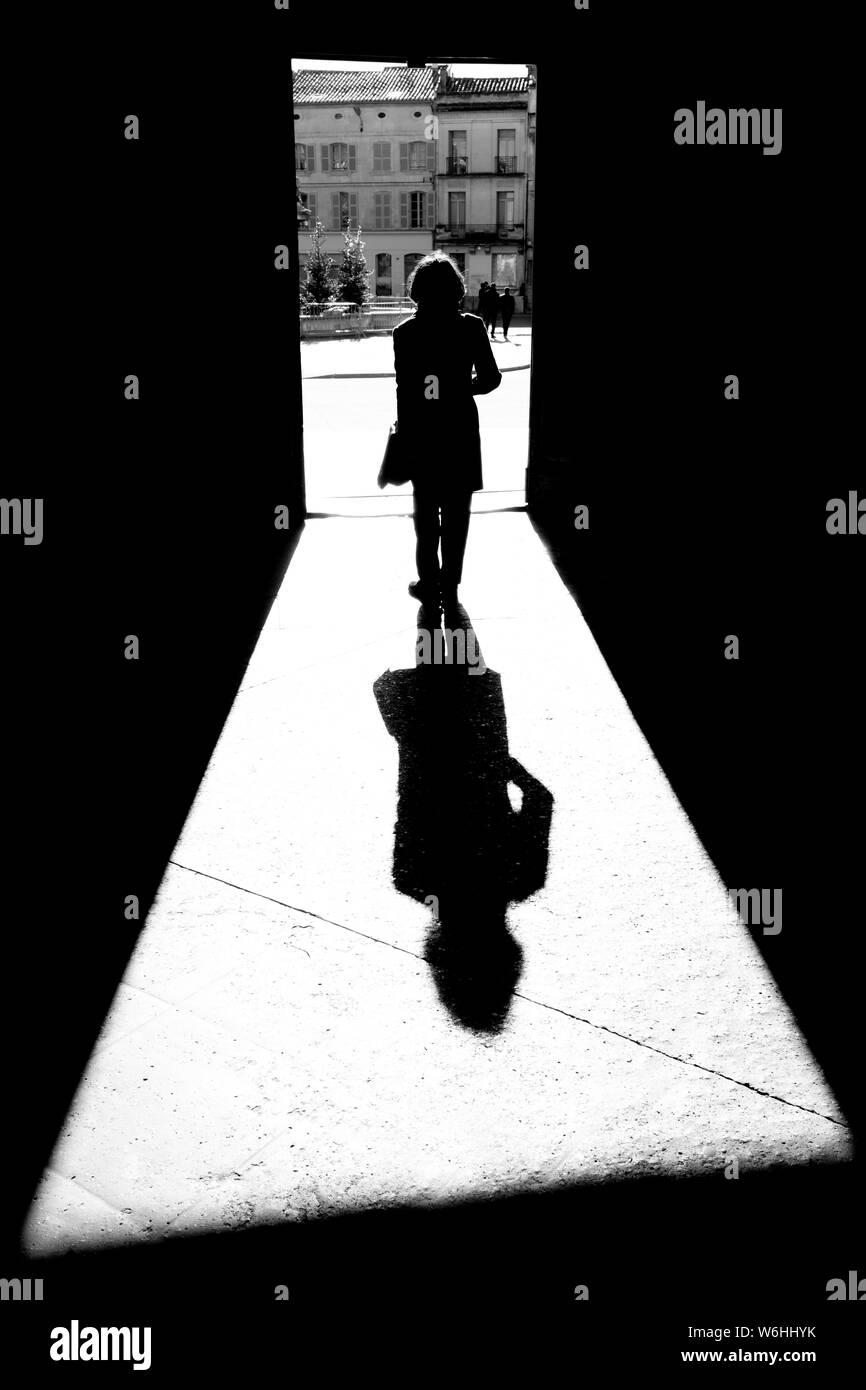 Woman silhouette doorway hi-res stock photography and images - Alamy
