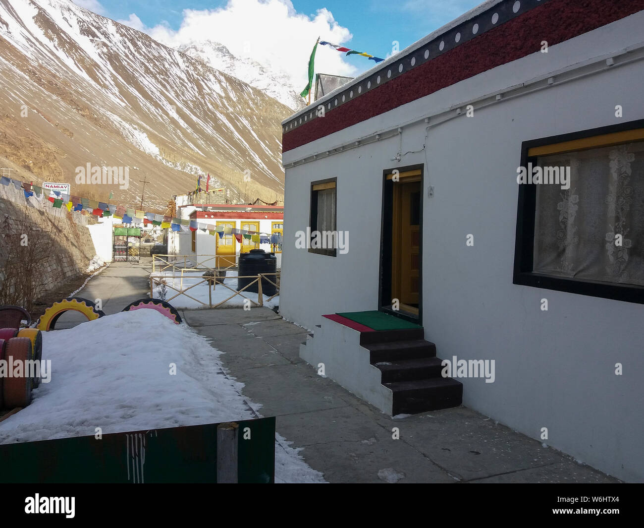 Himalayan culture and snow leopard hi-res stock photography and images ...