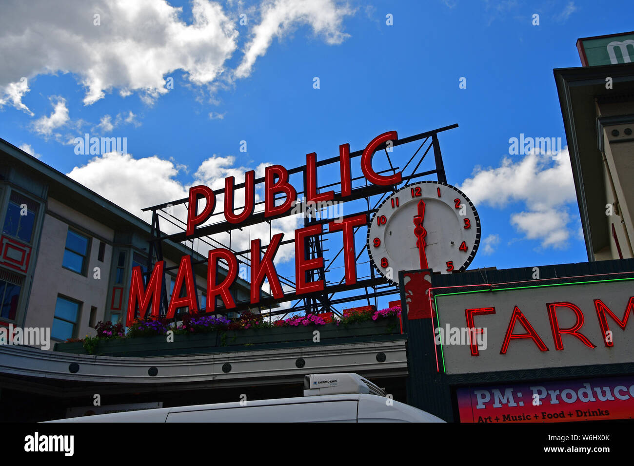 The iconic clock and sign for the Pike Place Market in downtown Seattle ...