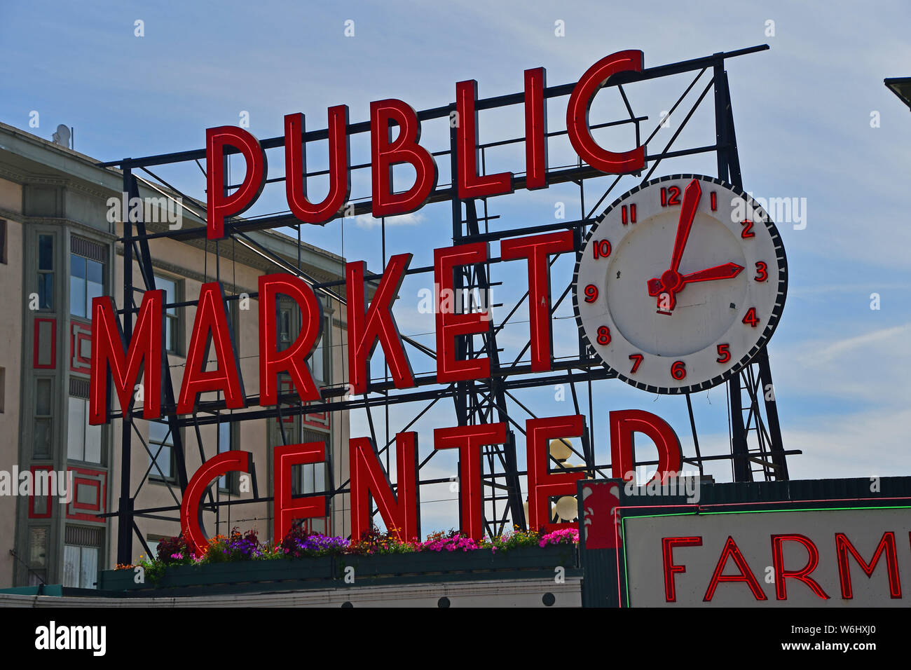 The iconic clock and sign for the Pike Place Market in downtown Seattle ...