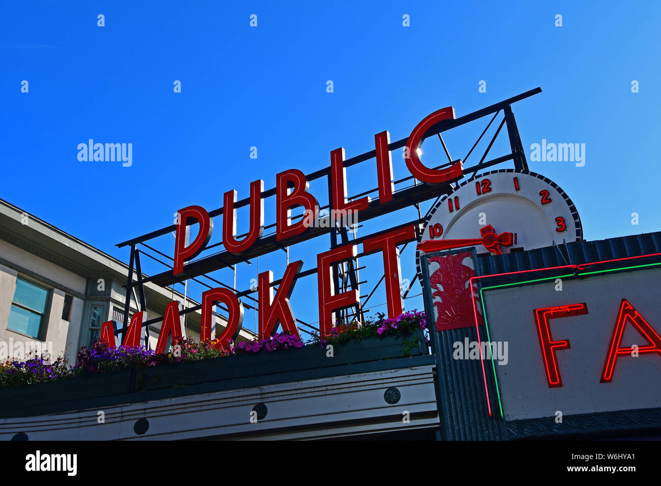 The iconic clock and sign for the Pike Place Market in downtown Seattle ...