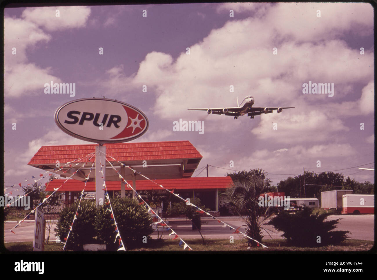 JET COMES IN FOR LANDING Stock Photo - Alamy