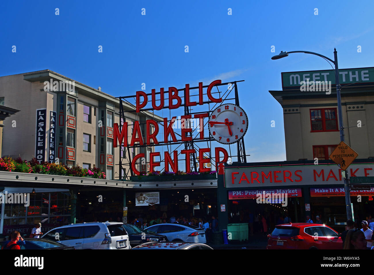 The iconic clock and sign for the Pike Place Market in downtown Seattle ...