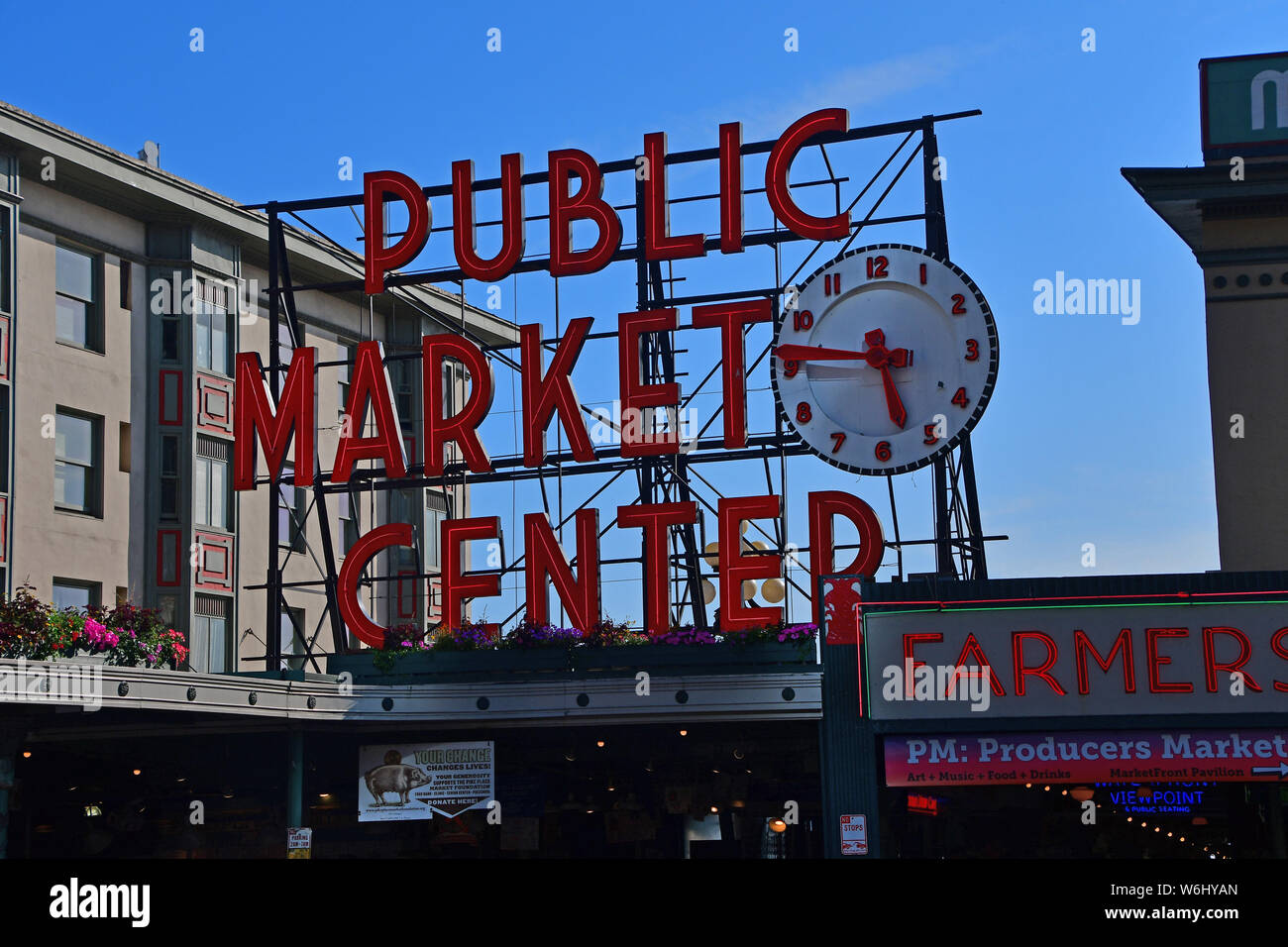 The iconic clock and sign for the Pike Place Market in downtown Seattle ...