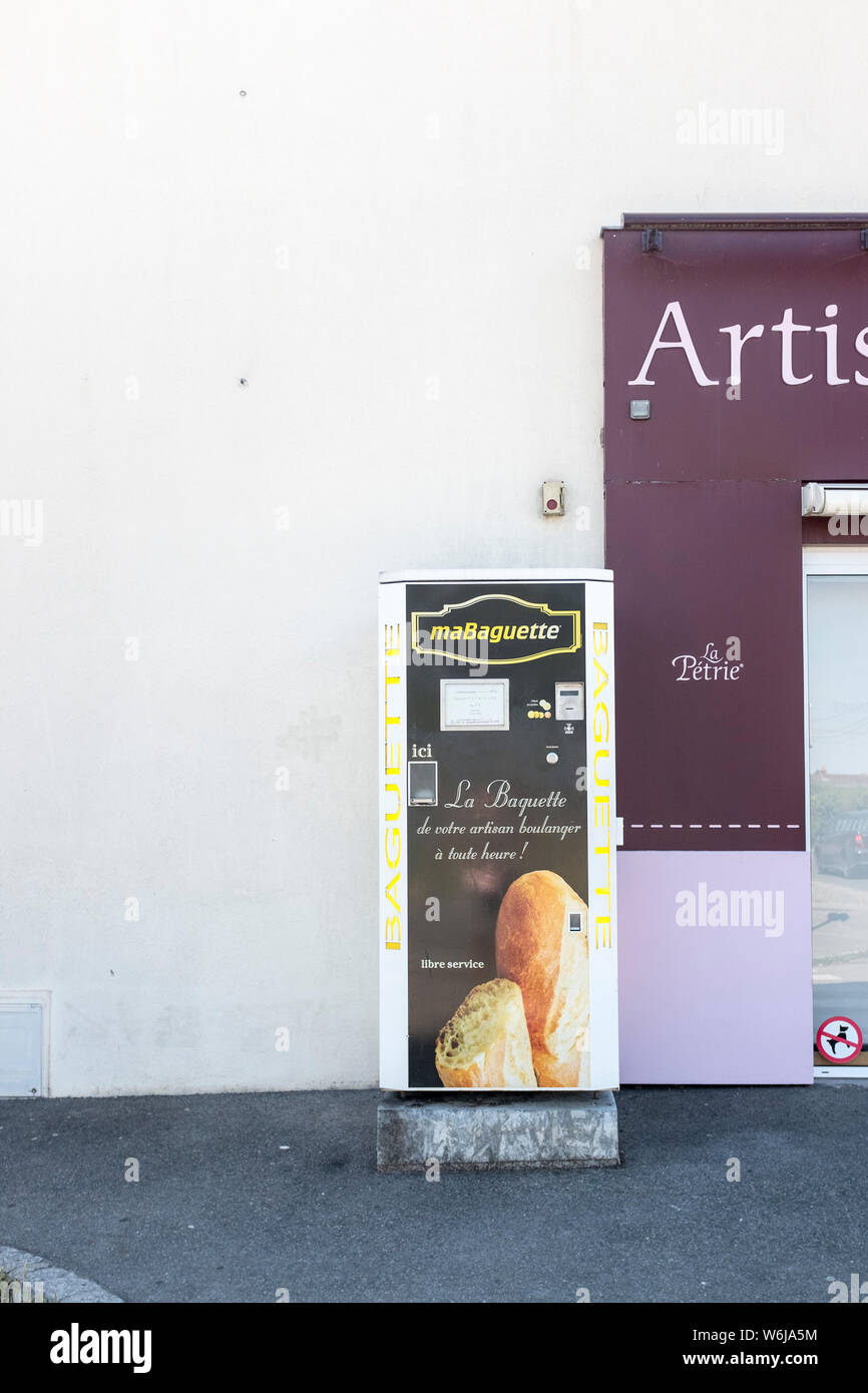 Food vending machine france hi-res stock photography and images - Alamy