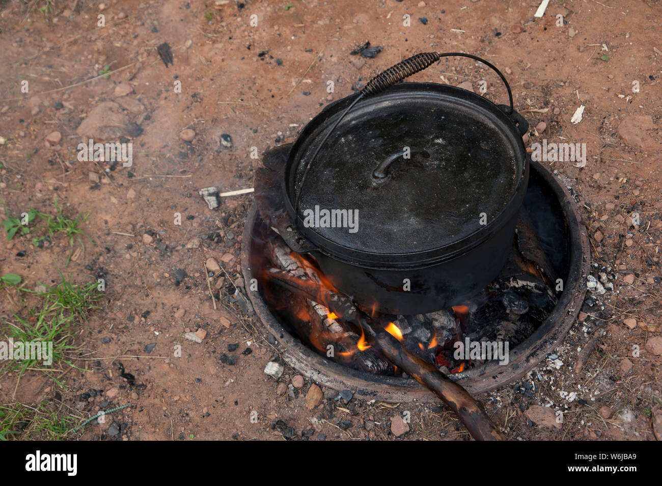 Dutch oven on fire hi-res stock photography and images - Alamy