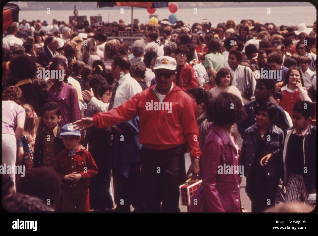 MEMORIAL DAY HOLIDAY CROWD AT BATTERY PARK ON THE LOWER TIP OF ...