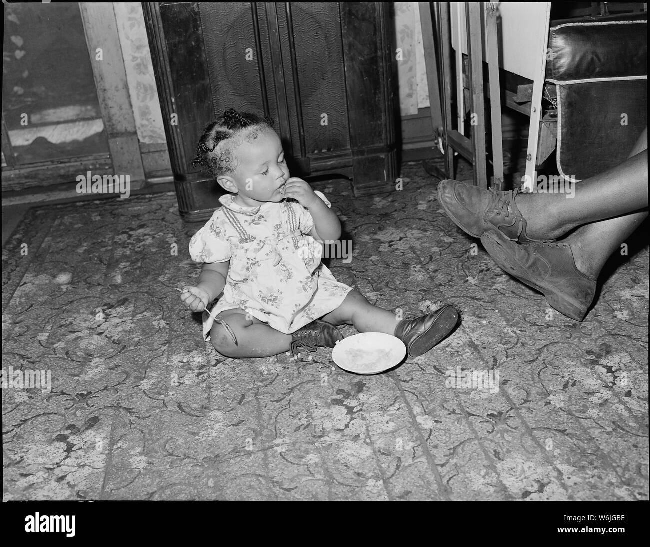 Miner's child eating lunch. Kingston Pocahontas Coal Company, Exeter ...