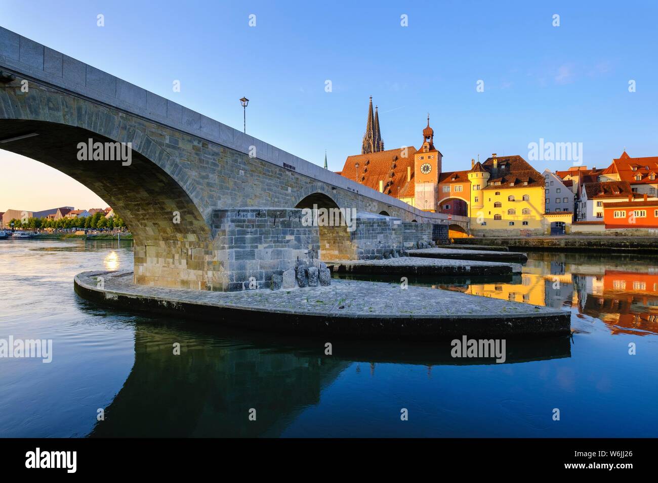 Stone bridge over the Danube and Old Town with bridge gate, Regensburg ...