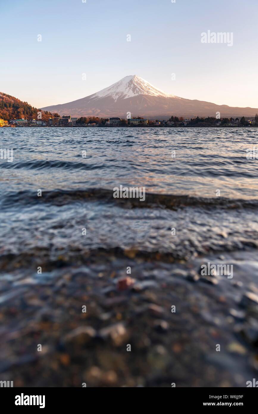 Evening atmosphere, shore with waves, view over Lake Kawaguchi to ...