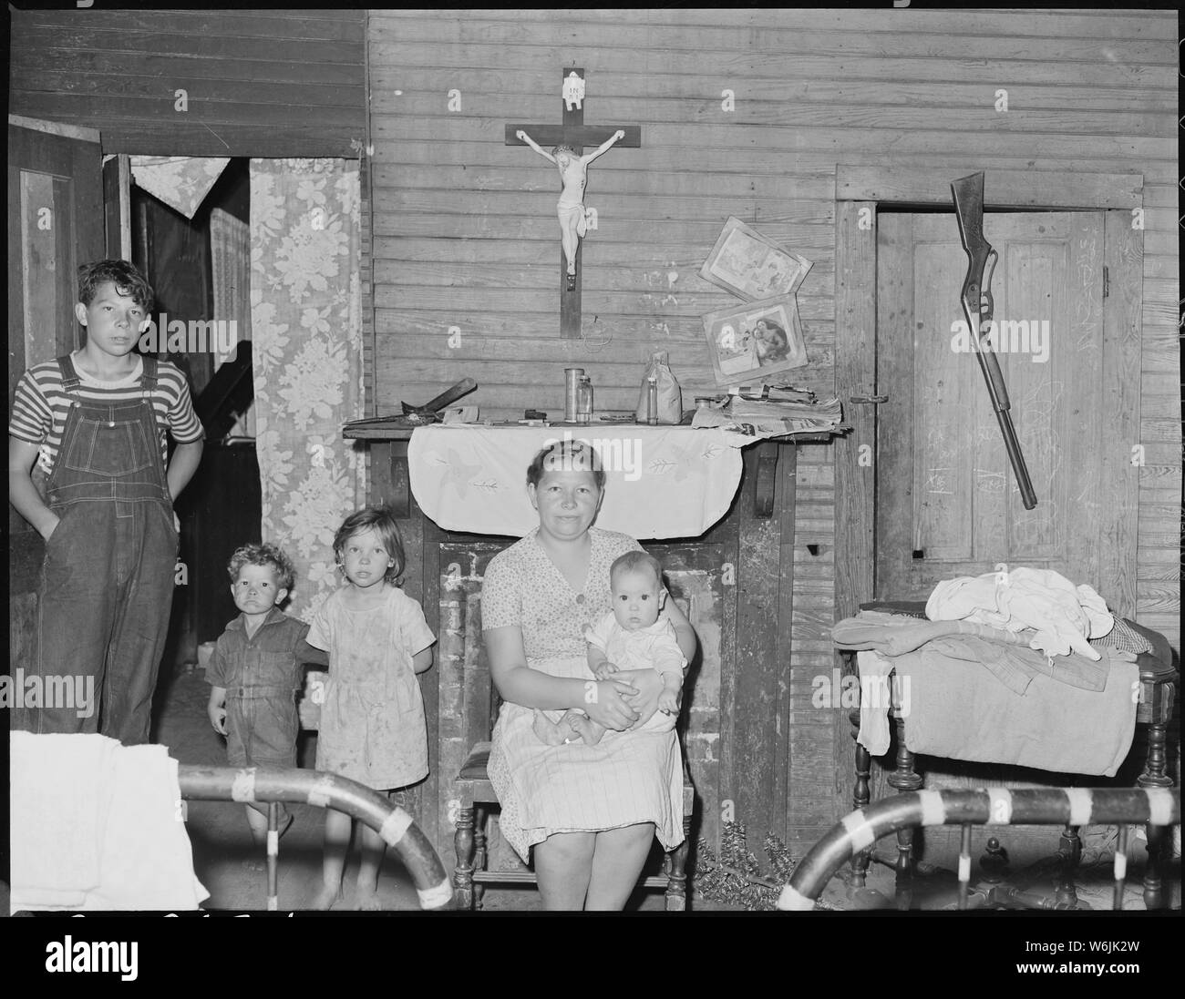 Mrs. Mack Jones, wife of a miner, and her four children. Fox Ridge ...