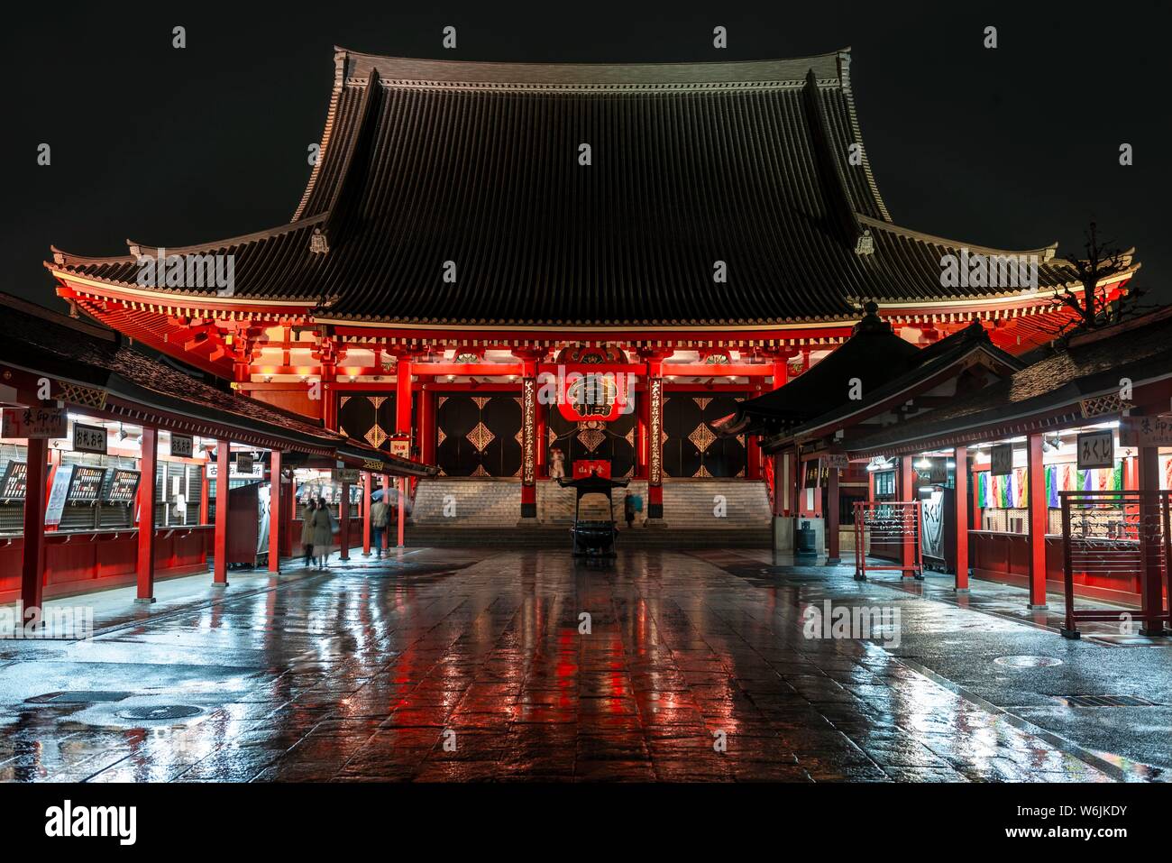 Tokyo night scene hi-res stock photography and images - Alamy