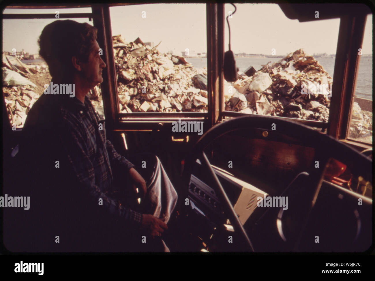 Garbage scows hi-res stock photography and images - Alamy