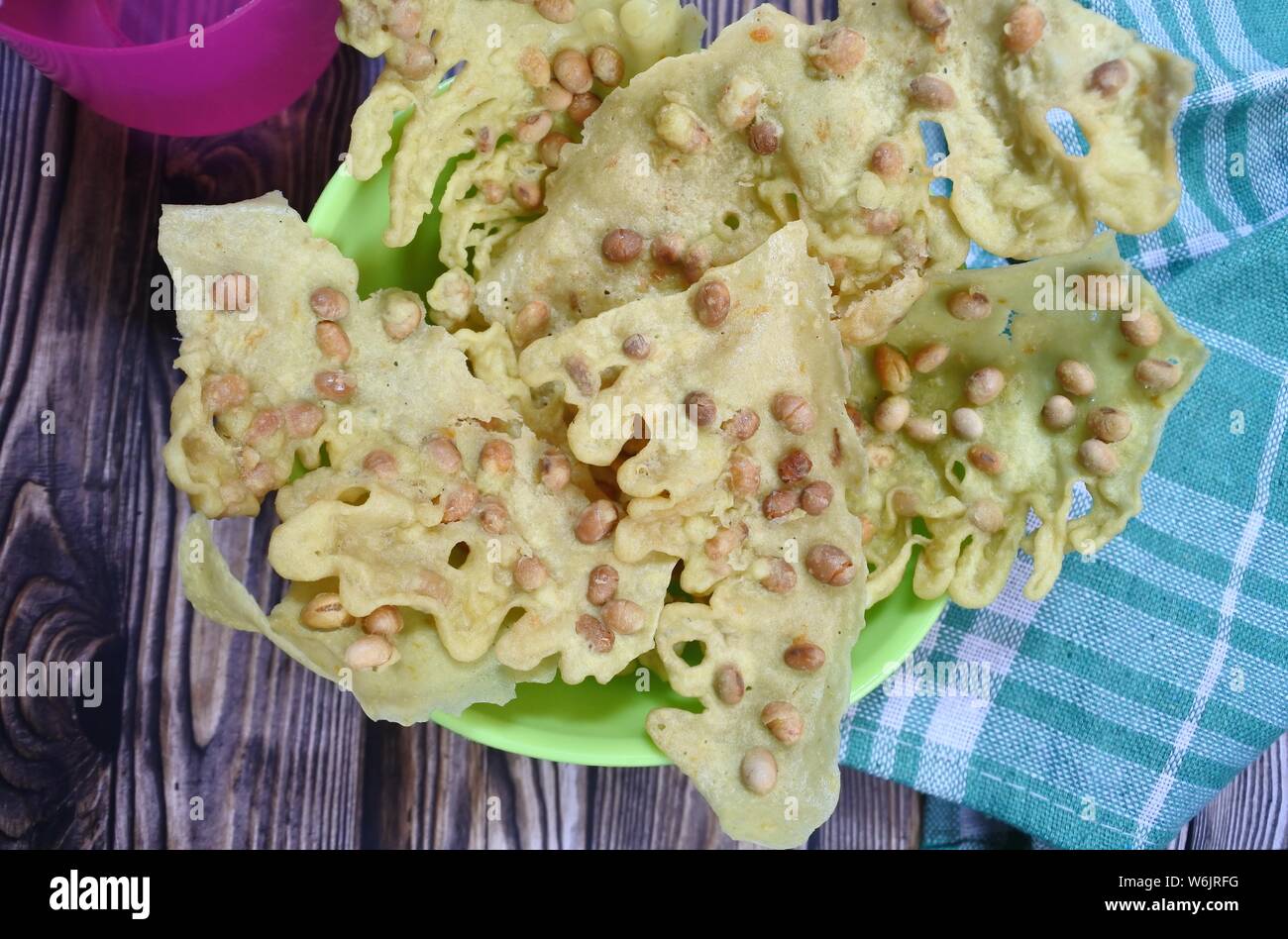 Deep fried cracker hi-res stock photography and images - Alamy
