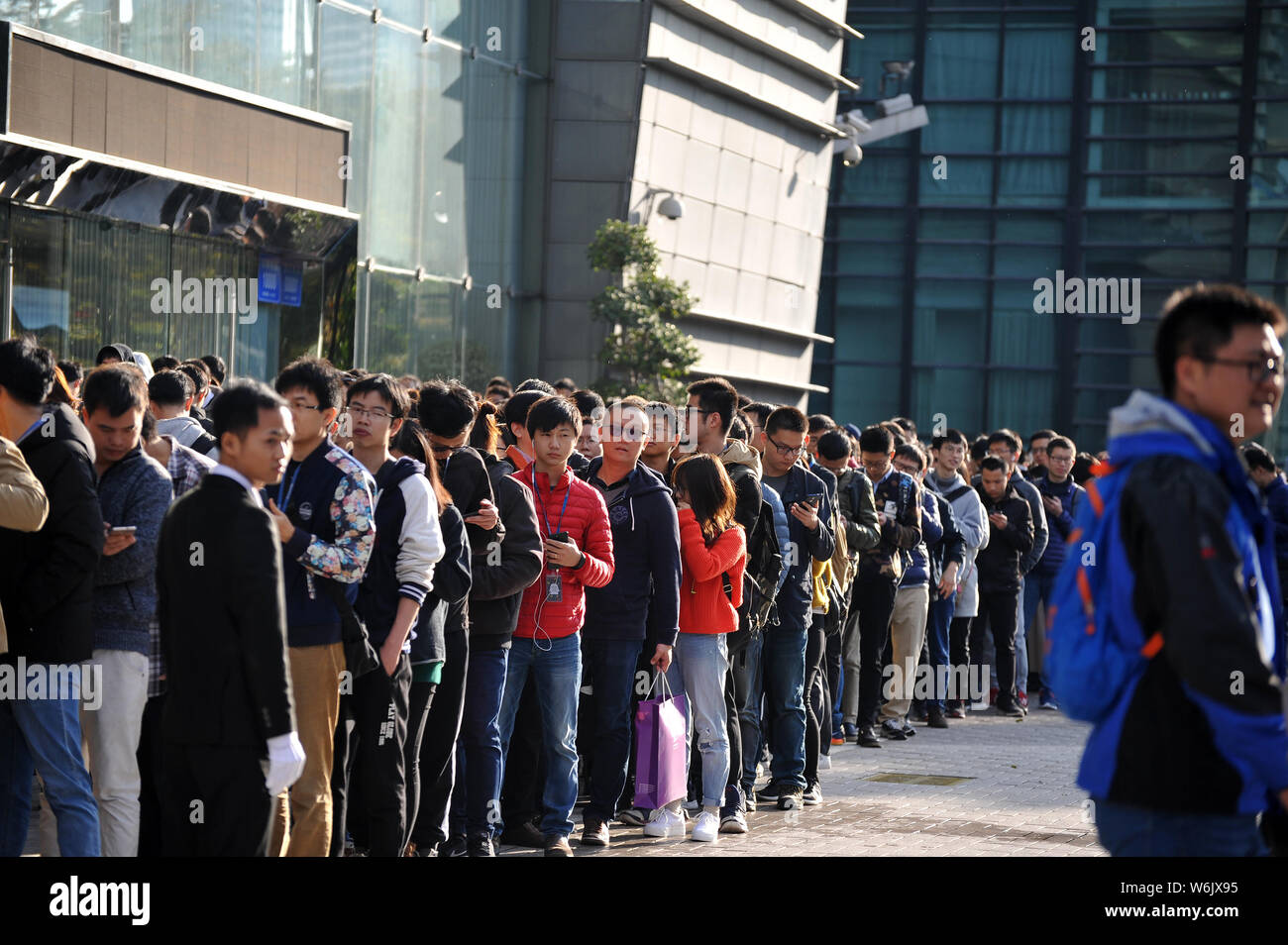 Employees of Chinese Internet giant Tencent queue up to get hongbao ...