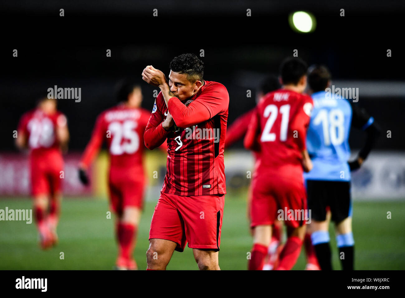 Brazilian football player Elkeson of China's Shanghai SIPG FC ...