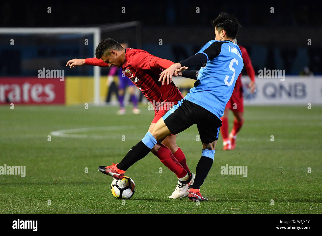 Brazilian football player Elkeson, left, of China's Shanghai SIPG ...
