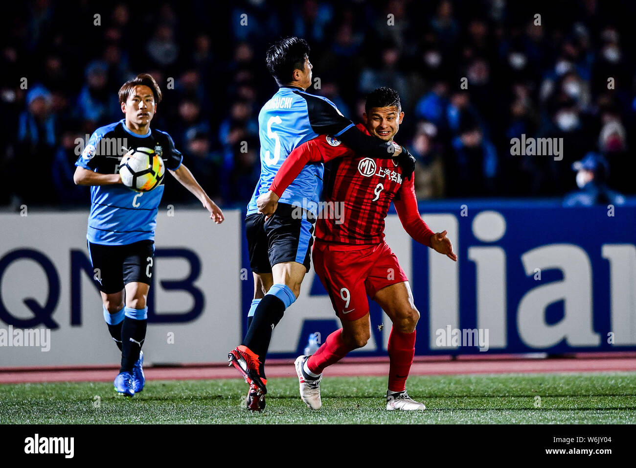 Brazilian football player Elkeson, right, of China's Shanghai SIPG ...