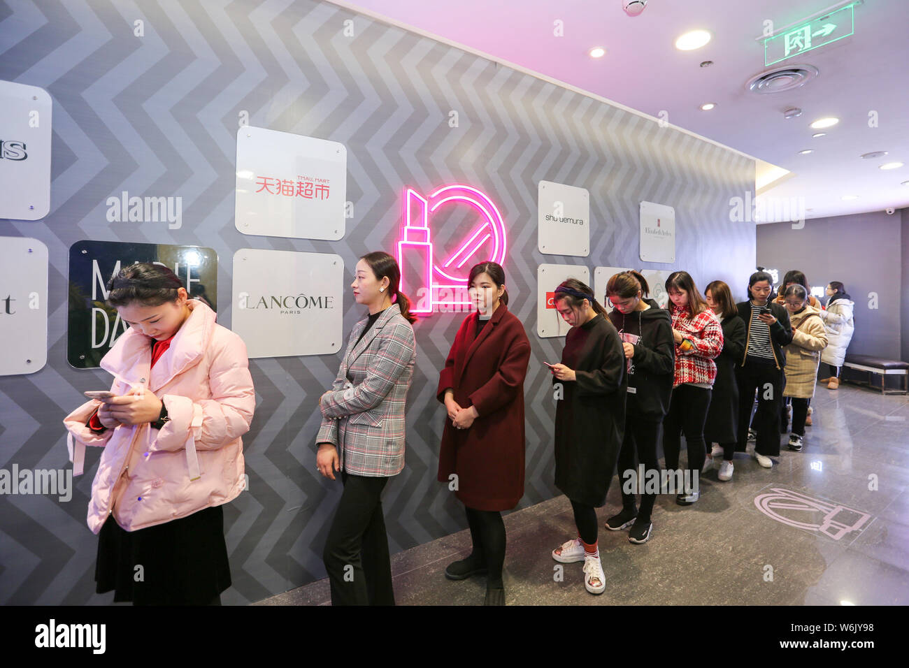 Female customers queue up to wait at the world's first "smart dressing ...