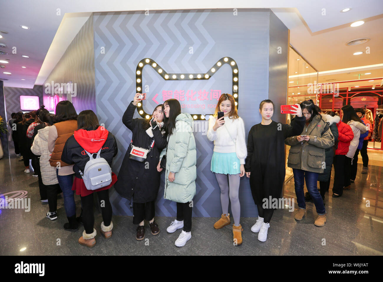 Virtual shopping queue hi-res stock photography and images - Alamy