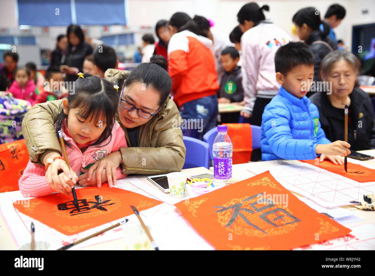 China calligraphy children hi-res stock photography and images - Alamy