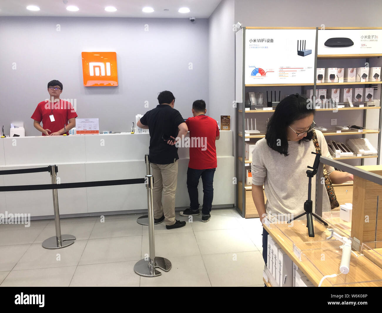 Offline shop hi-res stock photography and images - Alamy