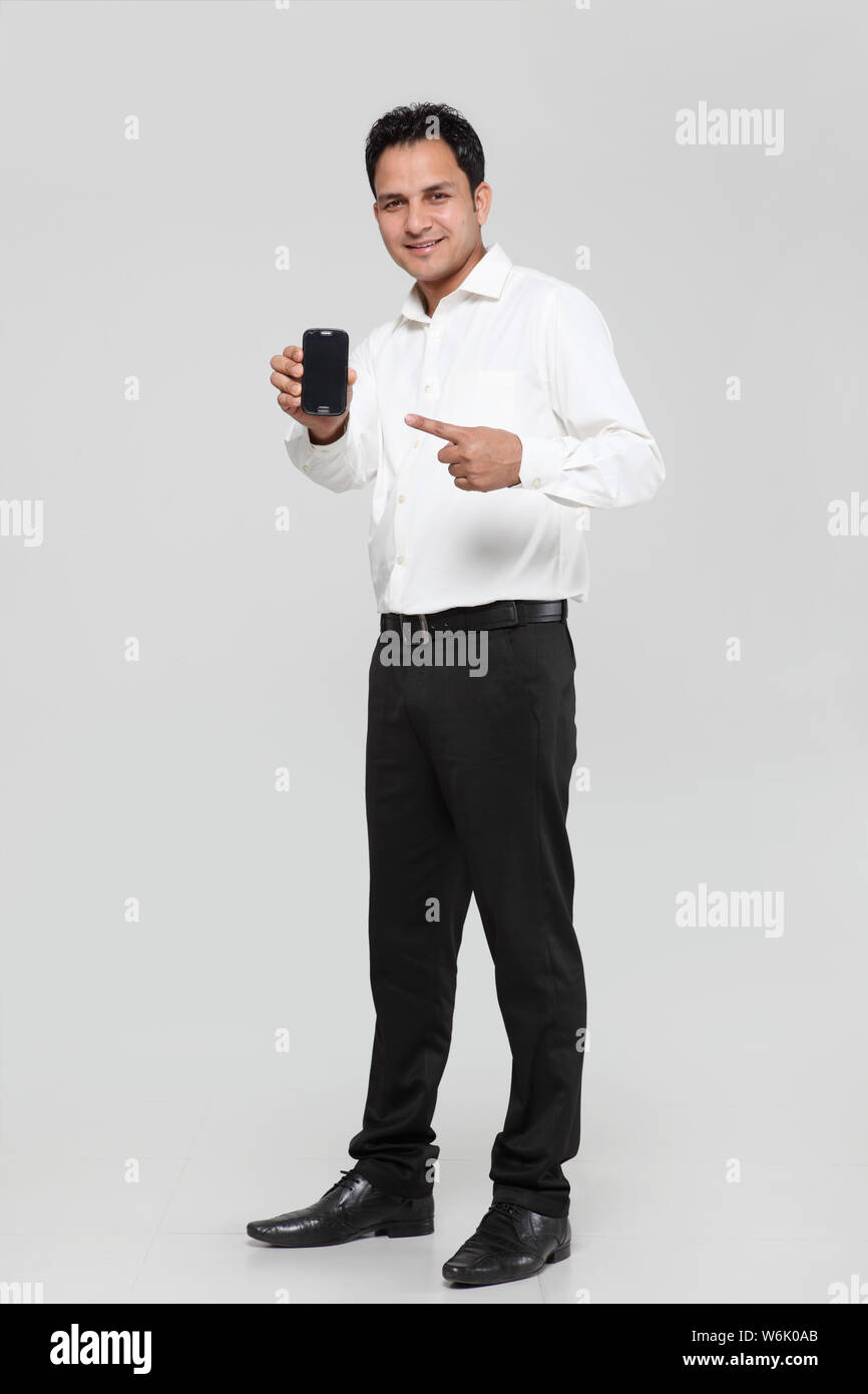 Salesman showing a smart phone Stock Photo - Alamy