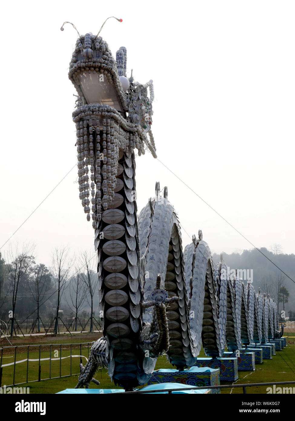 The 100-meter-long Chinese dragon made of more than 30,000 porcelains ...