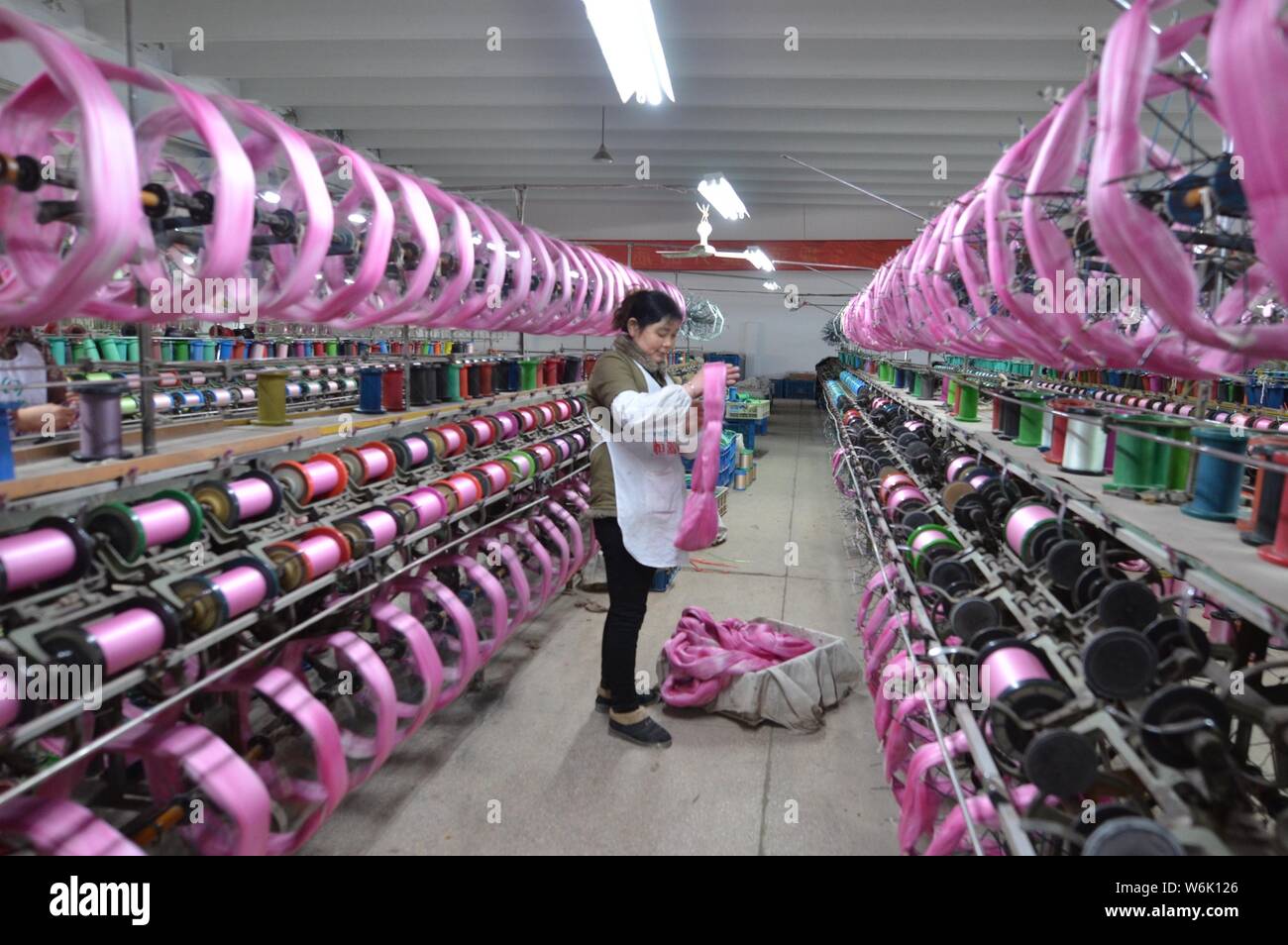 Chinese silk production hi-res stock photography and images - Alamy