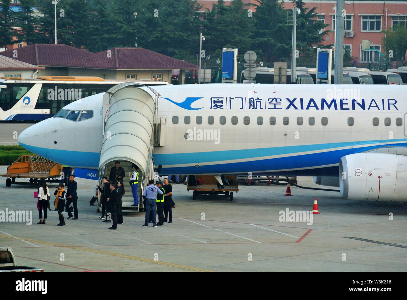 Passengers deplane jet plane hi-res stock photography and images - Alamy