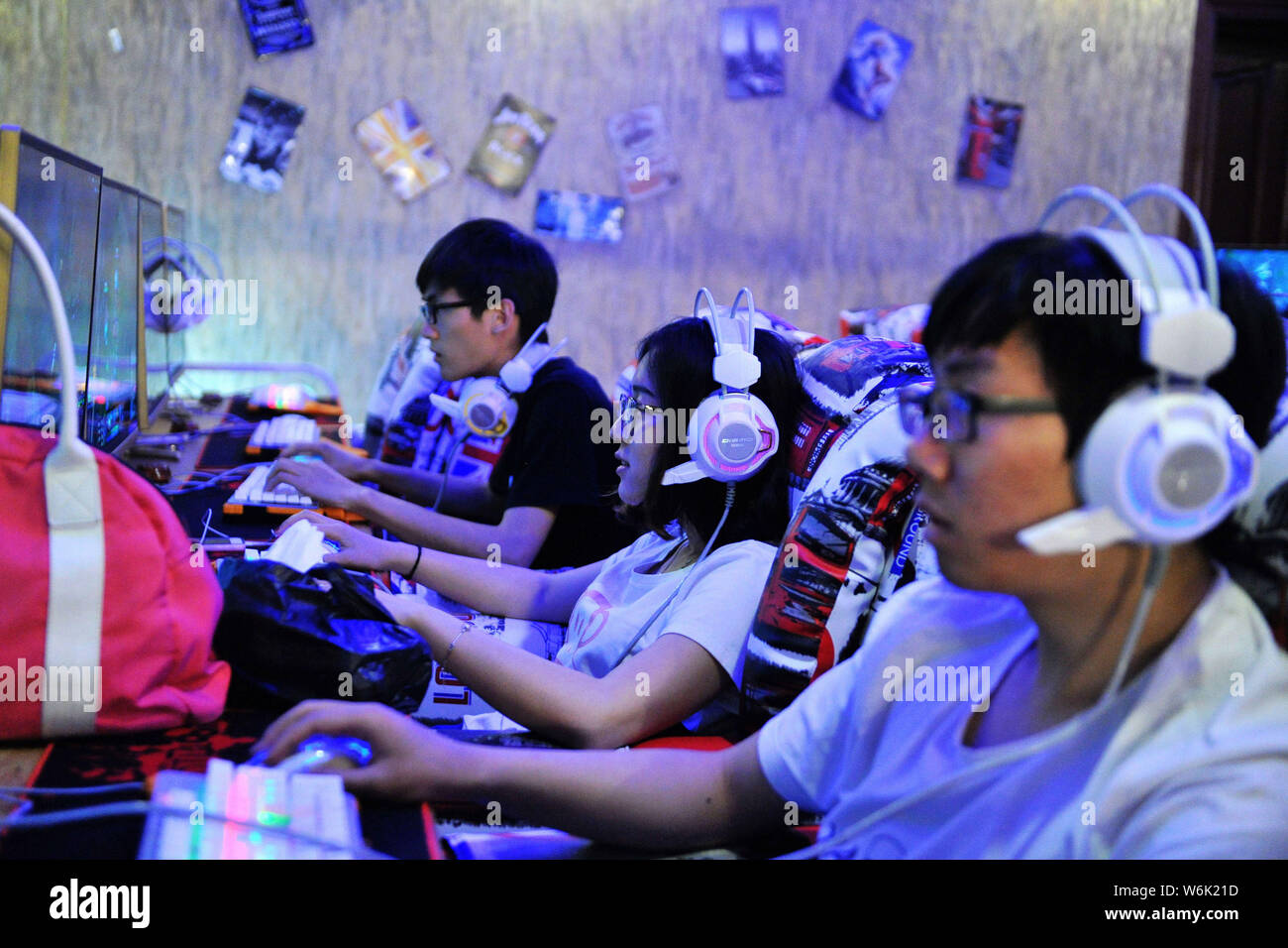 --FILE--Young Chinese netizens play online games at an Internet cafe in ...