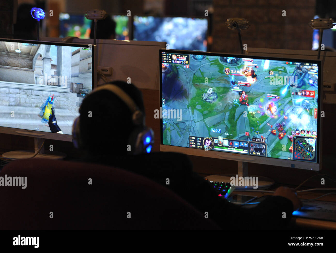 Chinese internet cafe 2017 hi-res stock photography and images - Alamy