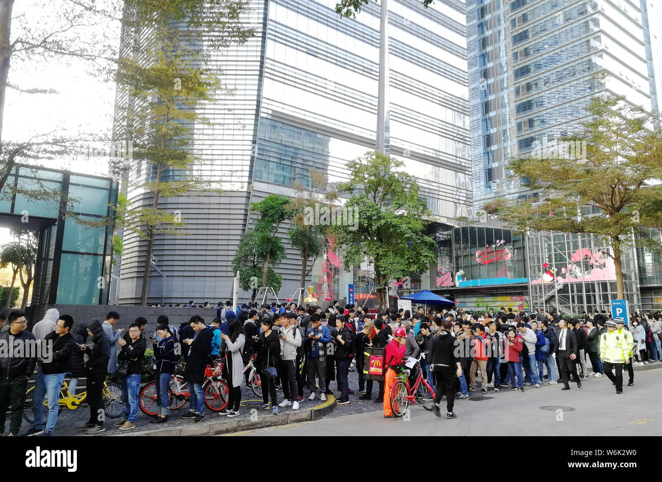 Employees of Chinese Internet giant Tencent queue up to get hongbao ...