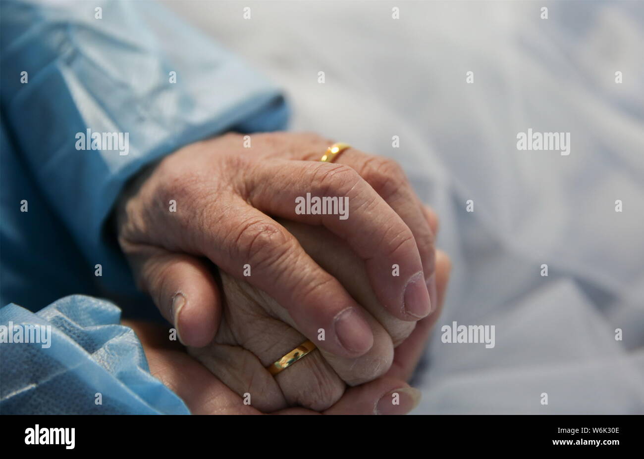 79-year-old Chinese man surnamed Gu holds his 75-year-old unconscious ... 79-year-old Chinese man surnamed Gu holds his 75-year-old unconscious ...