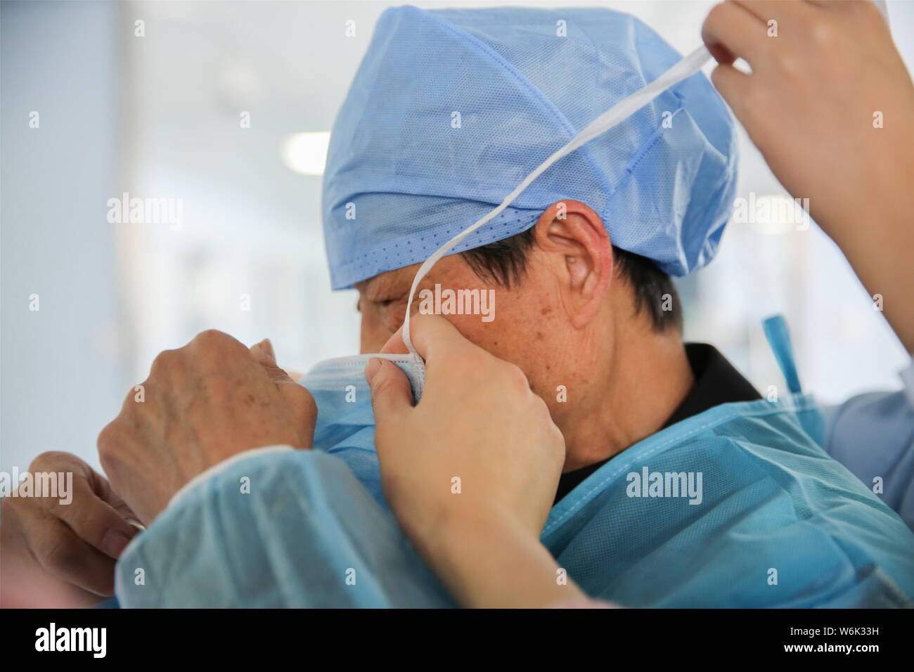 The medical workers of a hospital help 79-year-old Chinese man surnamed ... The medical workers of a hospital help 79-year-old Chinese man surnamed ...