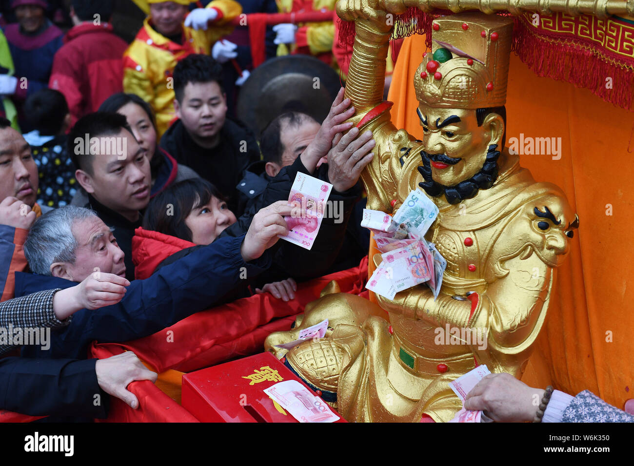 Chinese tourists give money to the "God of Wealth" on the fifth day of ...