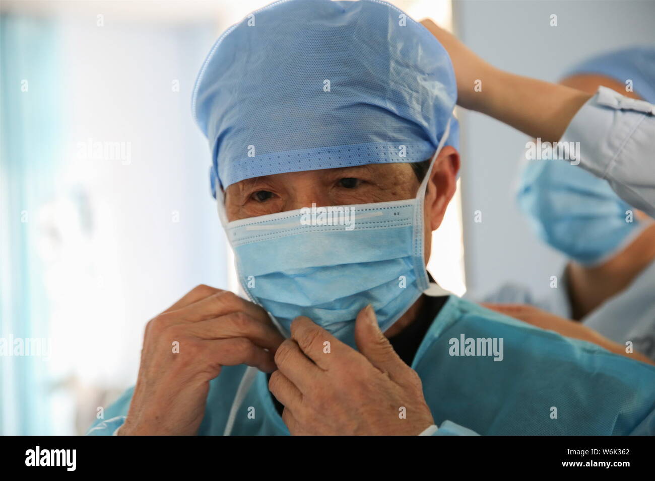 The medical workers of a hospital help 79-year-old Chinese man surnamed ... The medical workers of a hospital help 79-year-old Chinese man surnamed ...