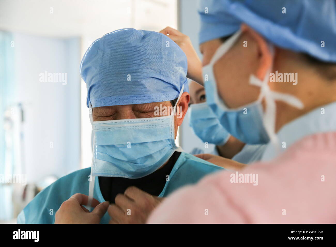 The medical workers of a hospital help 79-year-old Chinese man surnamed ... The medical workers of a hospital help 79-year-old Chinese man surnamed ...