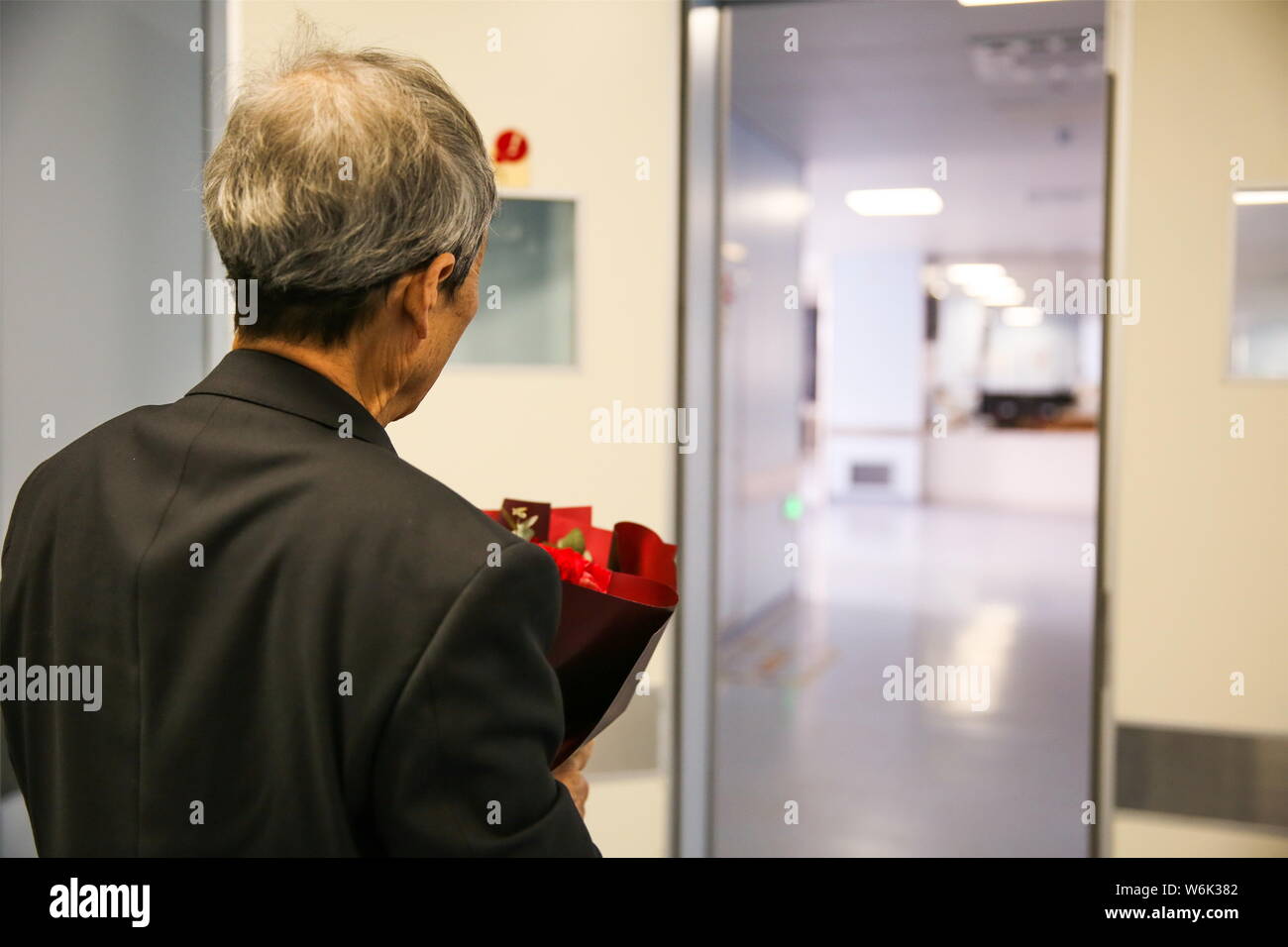 79-year-old Chinese man surnamed Gu wears a suit and holds a bunch of ... 79-year-old Chinese man surnamed Gu wears a suit and holds a bunch of ...