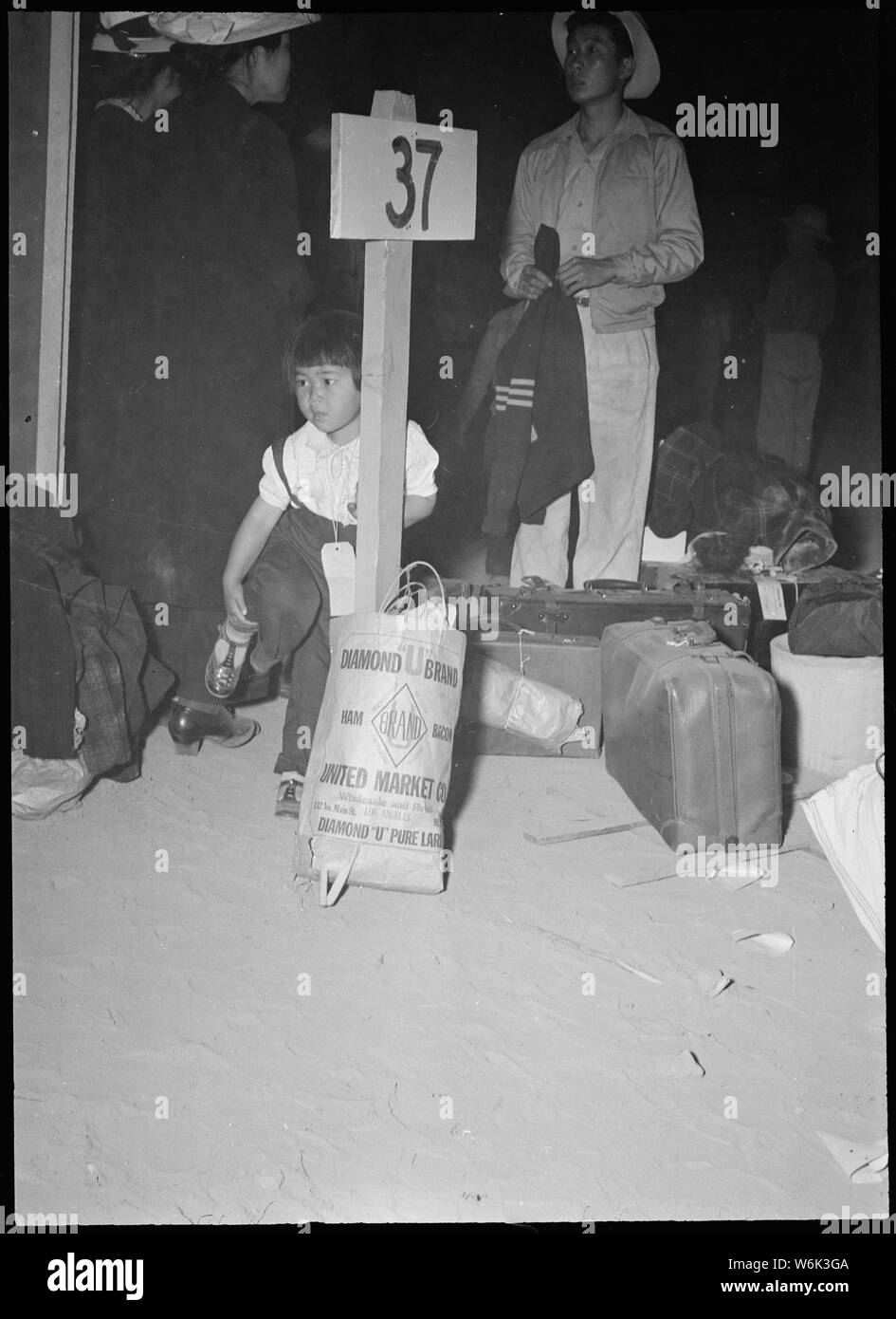 Poston, Arizona. Evacuees of Japanese ancestry arriving at this War ...