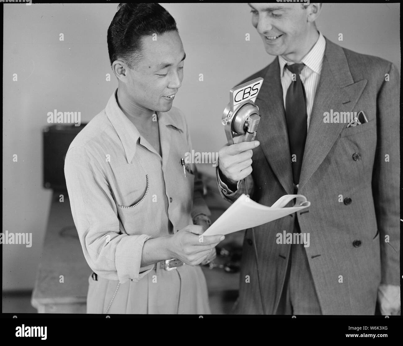 Poston, Arizona. Key Nishimura with announcer Chet Huntley of CBS in a ...