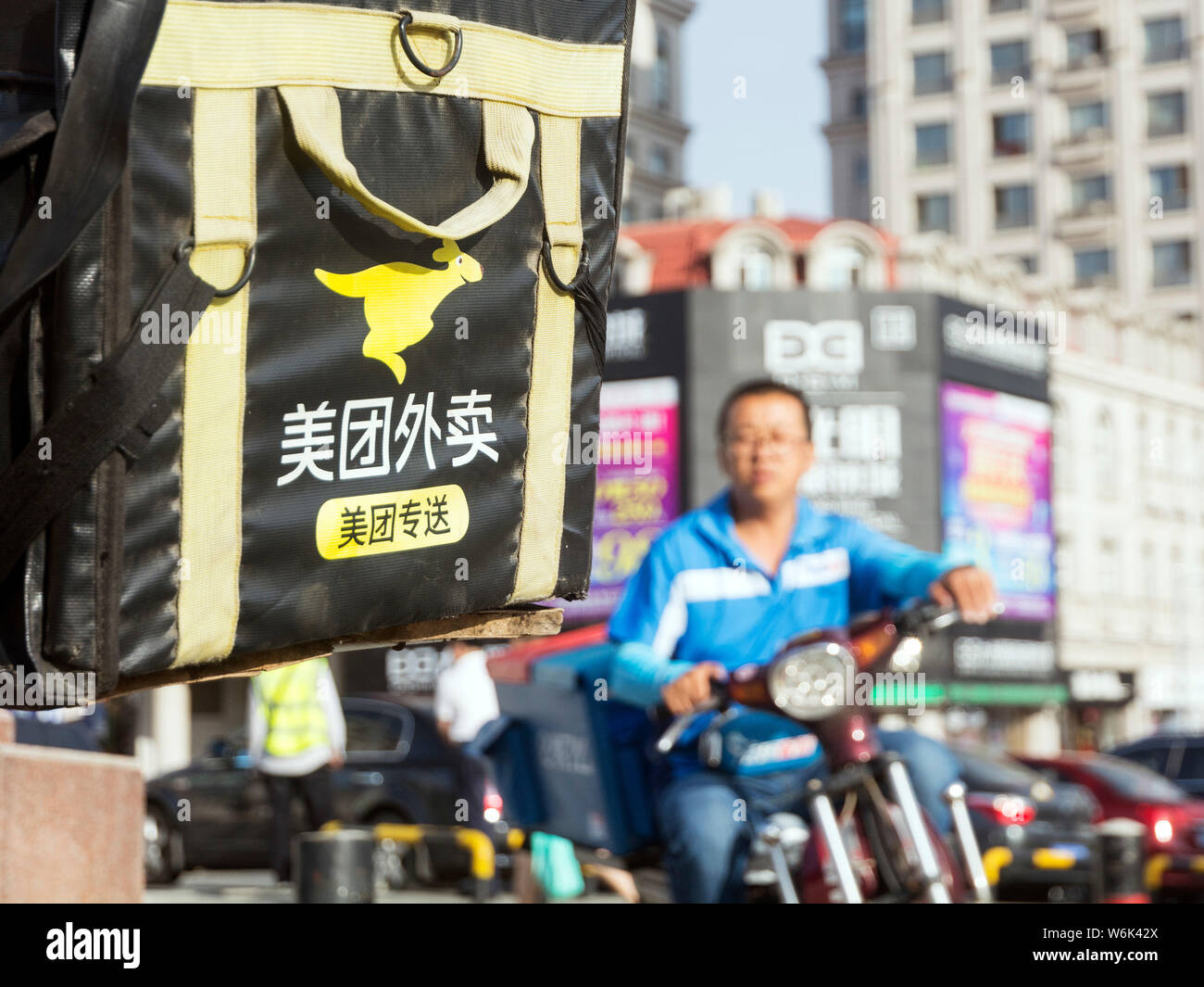 --FILE--A deliveryman of Chinese online food delivery company Ele.me ...