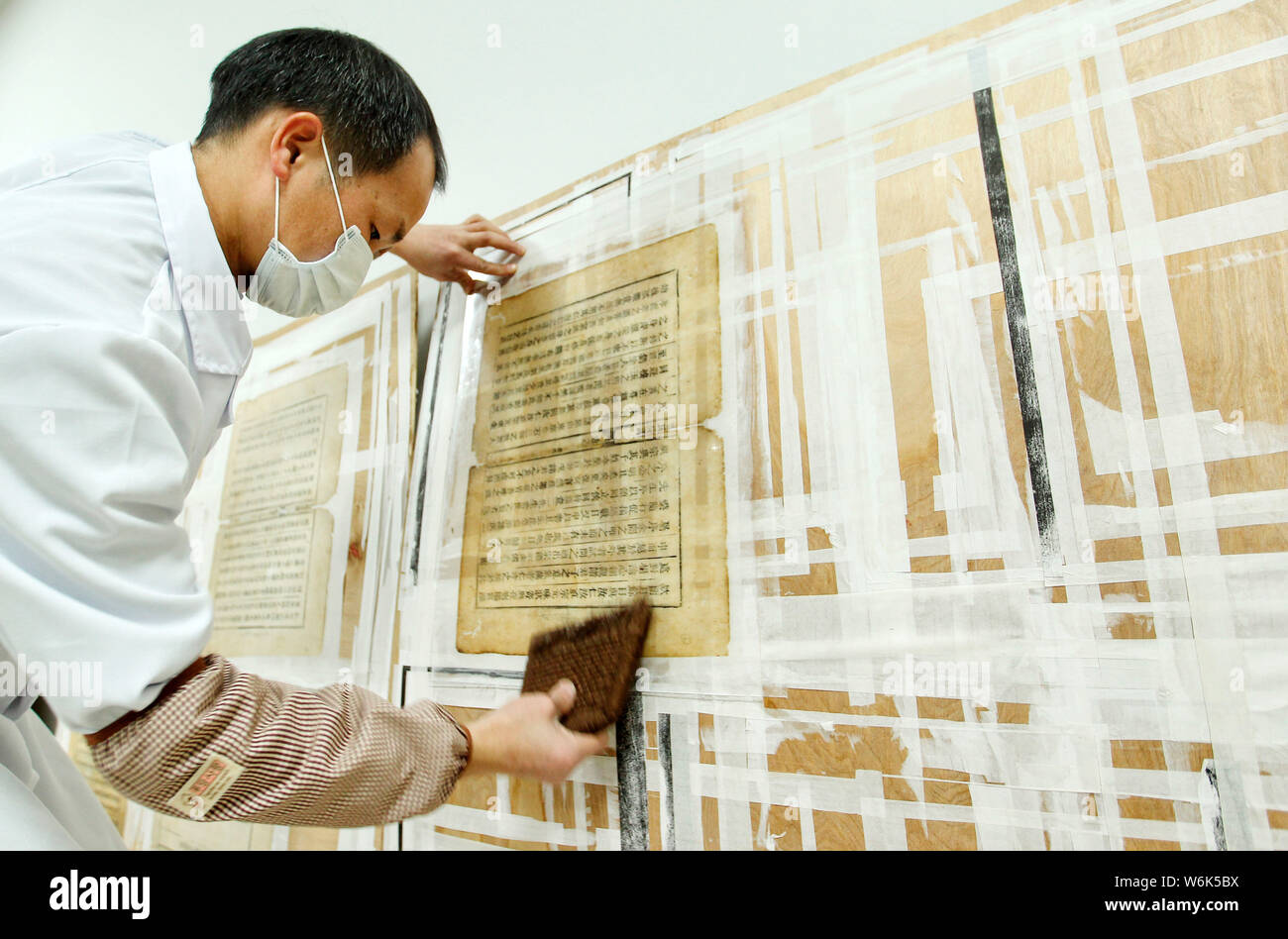 Chinese old books hi-res stock photography and images - Alamy