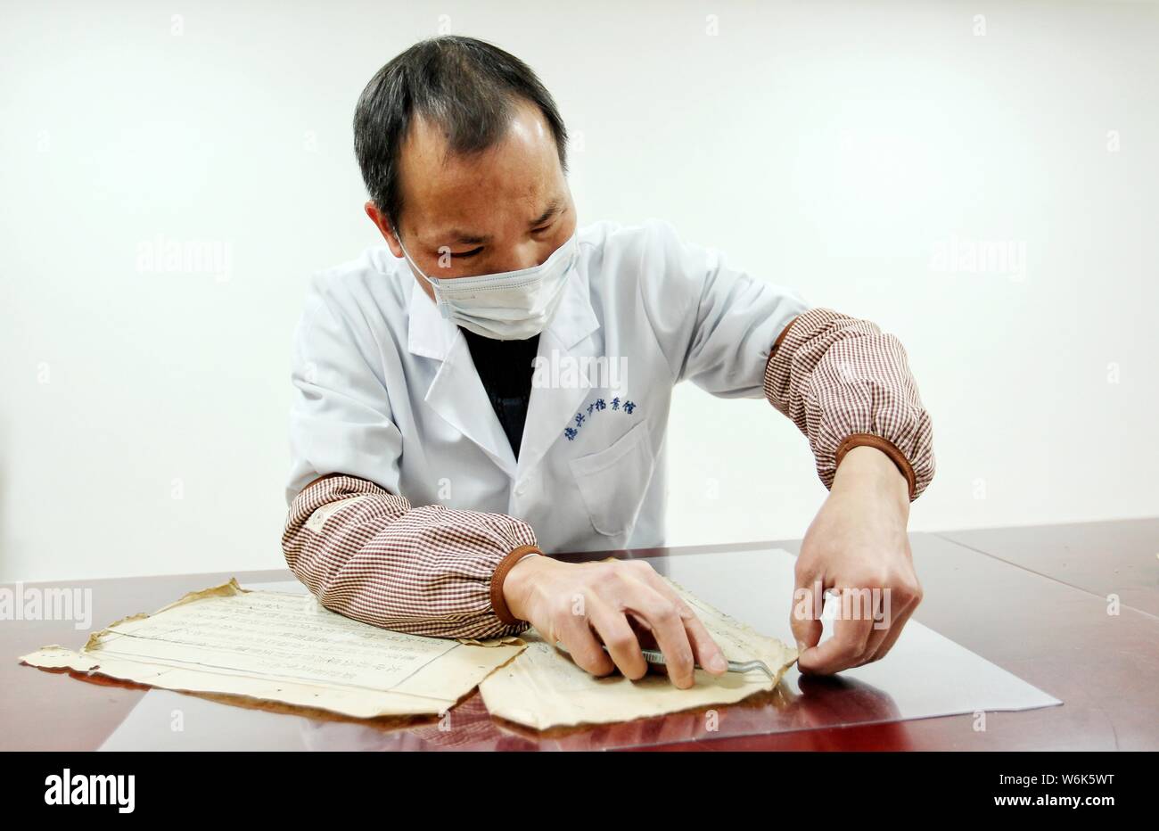 Chinese old books hi-res stock photography and images - Alamy