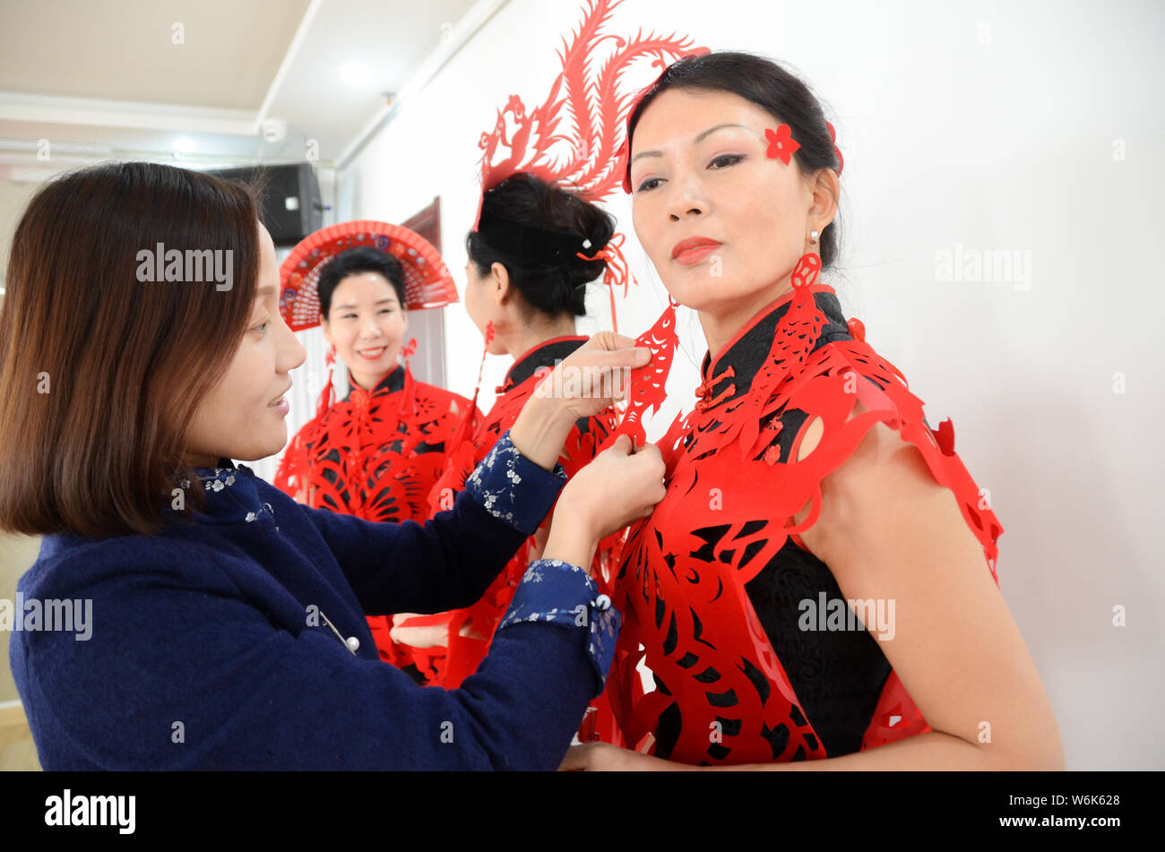 36-year-old Chinese craftsman Liang Ying, an inheritor of paper ...